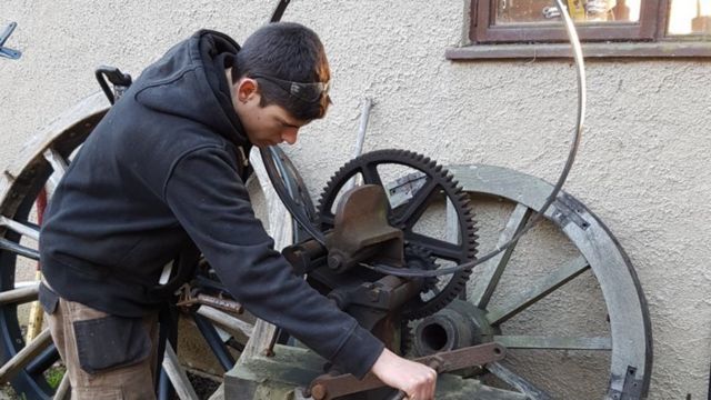 ล้อเกวียน ลูกโลก กระดาษ คนรุ่นใหม่กับอาชีพคนรุ่นเก่า - BBC News ไทย