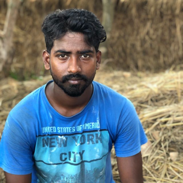 ये क्यों नुकीली छड़ों को चुभो कर ख़ुद को दर्द दे रहे हैं? - BBC News हिंदी