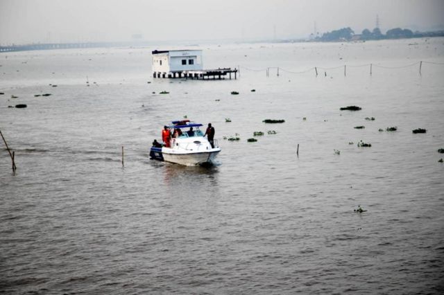 Lady Jump into Lagos lagoon: W﻿etin we know about di incident wey happun for third mainland ...