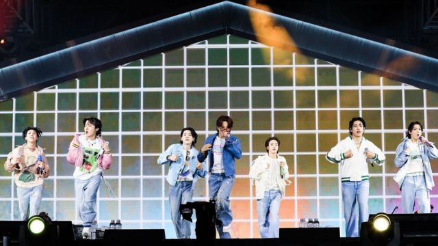 K-pop: จิน วง BTS ต้องฝึกอะไรบ้างเมื่อเข้ากรมรับใช้ชาติ - BBC News ไทย