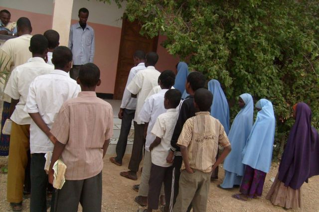Iskuulka ku yaalla Garowe ee ardeydiisa ka caawiya inay is guursadaan ...