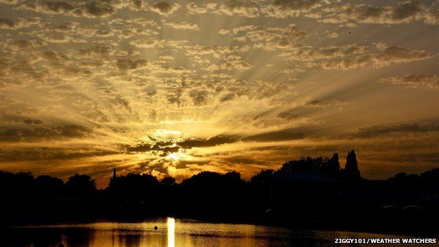 Stunning crepuscular sunset rays - BBC Weather