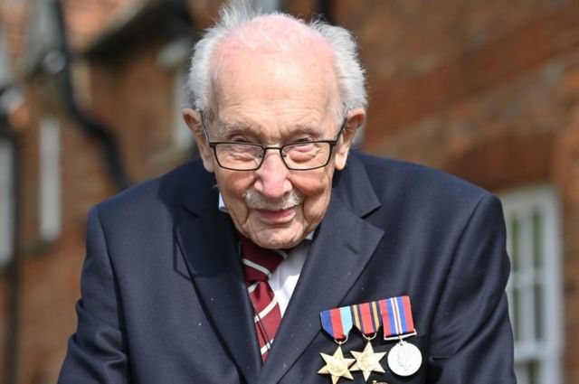 Kapten Sir Tom Moore, veteran 'inspirasi nasional' yang galang dana ...