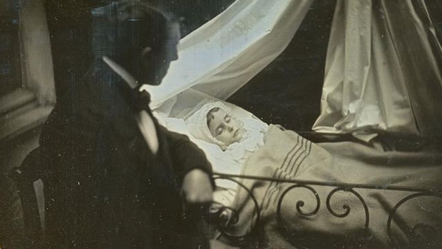 Post-mortem photography: 'I dey make deadi body look good' - BBC News ...