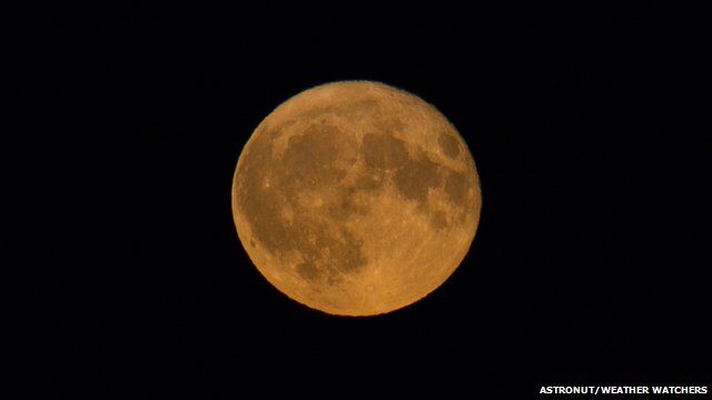 Look up for November's Beaver Moon - BBC Weather