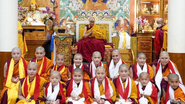 दलाई लामा विवाद: एनसीपीसीआर ख़ामोश, चाइल्ड-राइट्स कार्यकर्ताओं की राय ...