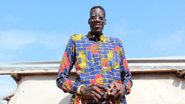 Dünyanın en uzun insanı: 29 yaşındaki Ganalı Sulemana Abdul Samed hâlâ ...