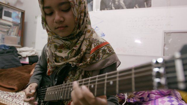 Meliani, melawan bully dengan jilbab dan musik metal - BBC News Indonesia