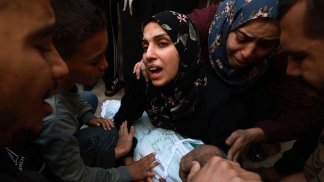 Israel kembali perangi Hamas di Gaza, ratusan orang tewas - BBC News ...