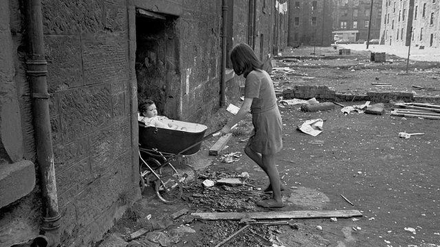 In pictures: Life in Scotland's slums in the 1960s - BBC News