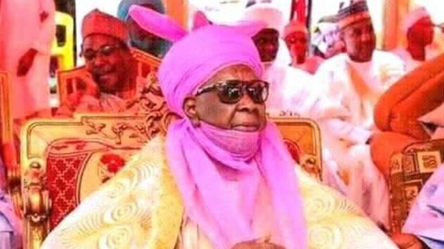 Mun gode Allah Sarkin Daura ya samu lafiya- Buhari - BBC News Hausa