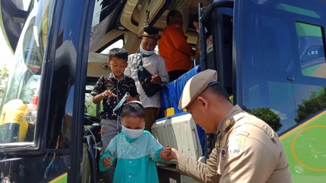 Ratusan pengungsi eks-Syiah kembali ke Sampang setelah dibaiat menjadi ...