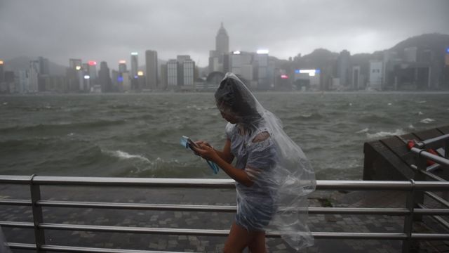 El paso del poderoso tifón Hato deja al menos 10 muertos en Hong Kong y otras provincias del sur ...