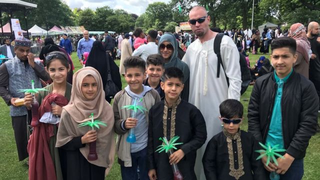 Halkee ayay ku tukadeen dadkii ugu badnaa salaadi ciidda? - BBC News Somali