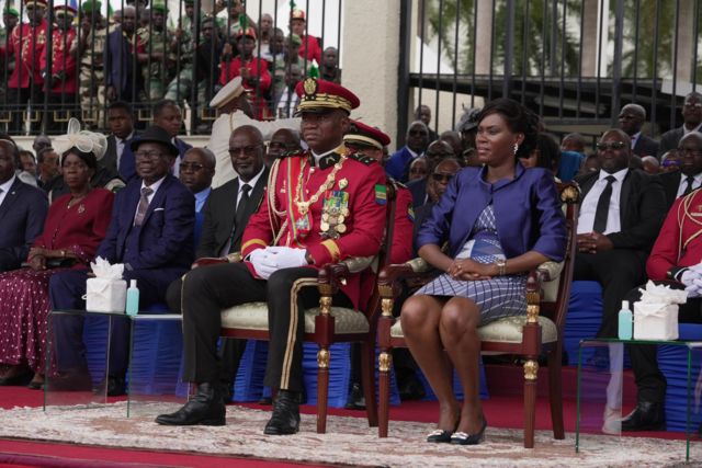 Gabon coup leader Brice Nguema wey remove Ali Bongo promise free elections - But e no give date ...