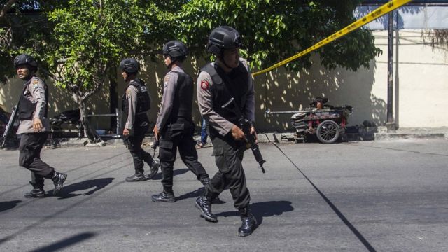 Bom Surabaya: Bisakah teror di Indonesia dicegah dengan UU dan program deradikalisasi? - BBC ...