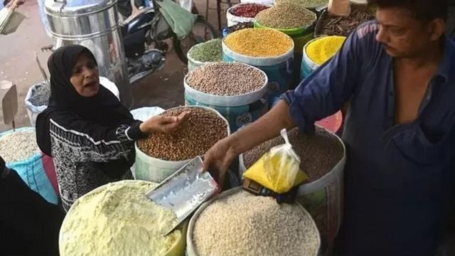 پاکستان میں مہنگائی سے پریشان عوام: ’اب ہم ایک وقت کا کھانا ہی کھا سکتے ...