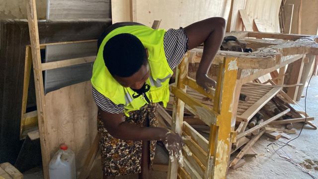 Iby'abanseka ntabwo mbitindaho – Umukobwa w'umubaji mu Rwanda - BBC ...