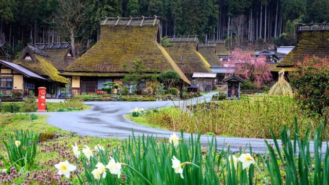 Menginap di rumah beratap jerami berusia 150 tahun di Desa Miyama, Jepang - BBC News Indonesia
