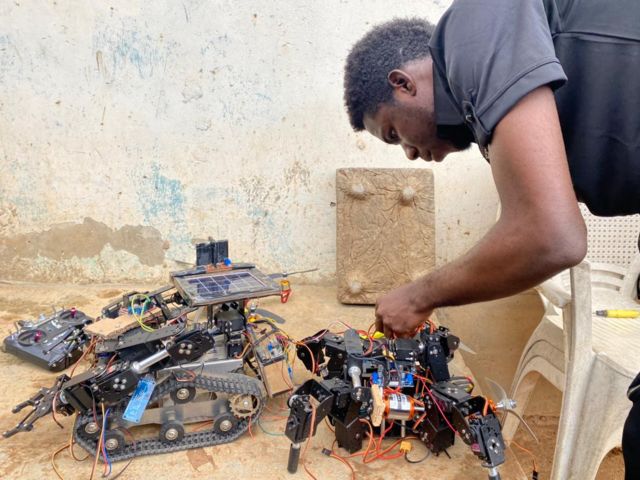Joshua Olaiya: Meet di 20 year old wey dey build robots and electric ...