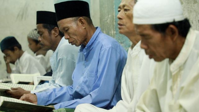 Pengungsi Syiah Sampang mencari jalan pulang: Siap dibaiat sebagai Suni ...