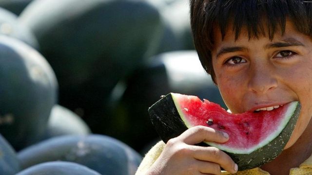 Izrael i Palestinci: Kako je lubenica postala simbol Palestinaca - BBC ...