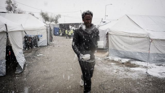 La dura ola de frío que golpea a los migrantes y refugiados en Europa ...