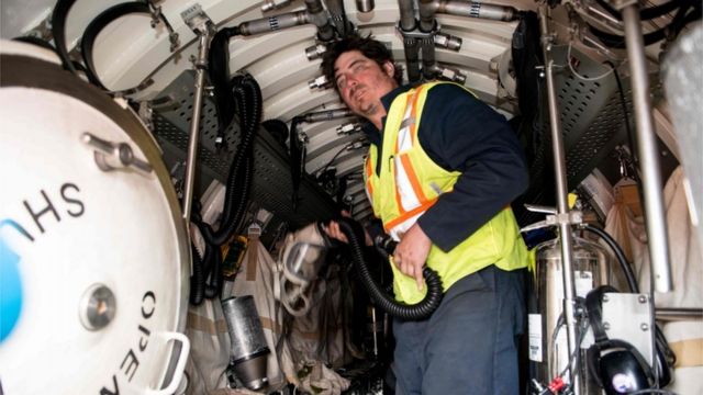 Un minisubmarino con gran poder de inmersión y el avión más grande del ...