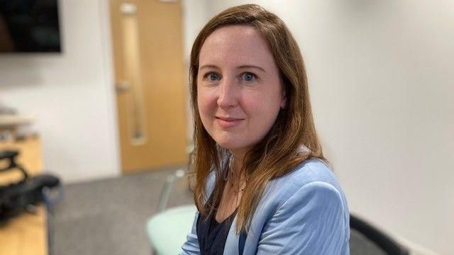 Pryder am hiliaeth o fewn gwasanaethau cymdeithasol - BBC Cymru Fyw