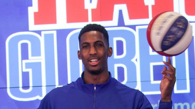 La espectacular canasta desde un aeroplano conseguida por una estrella ...