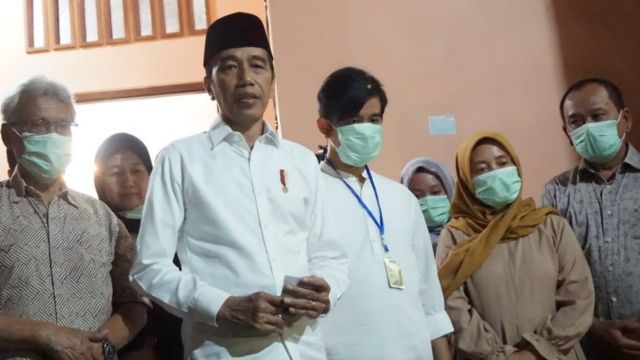 Ritual 'brobosan' antar jenazah ibunda Presiden Jokowi ke ...