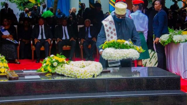 Habari katika Picha: Rais Samia Suluhu Hassan akiongoza wengine kuweka ...