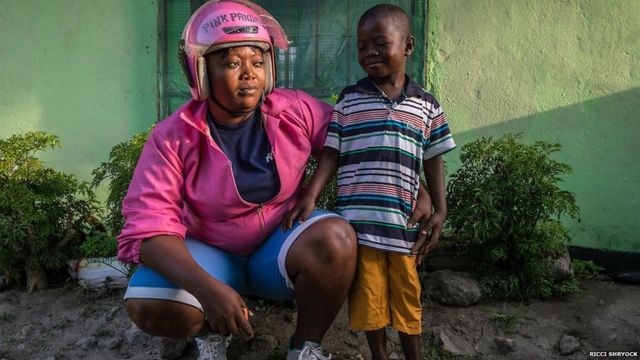 Les motardes libériennes qui portent du rose pour ne plus se faire ...