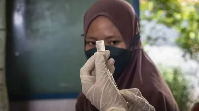 Vaksin Covid di Indonesia: Apakah penerima vaksin Sinovac harus ...