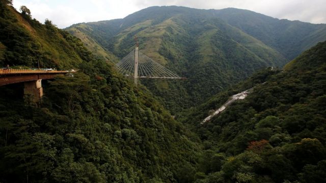 Al menos 10 muertos en Colombia por el colapso de un puente de cerca de ...