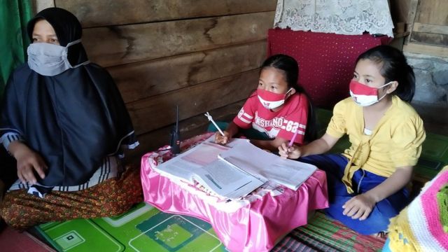 Sekolah anak: Sinyal ponsel sulit diakses, guru dan murid di Sumbawa gunakan handy talkie - BBC ...