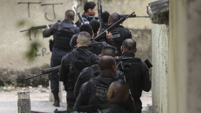 Temos Que Ter A Coragem De Dizer Que Quem Está Com Fuzil Precisa Ser