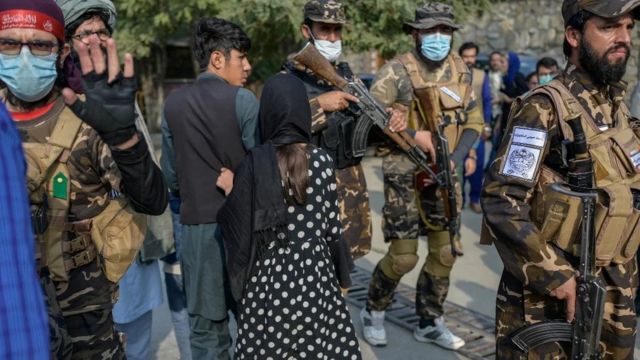 طالبان با برخورد و شلیک هوایی مانع اعتراض زنان در کابل شدند Bbc News