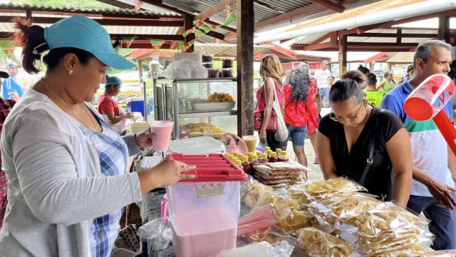 Suriname: Mengapa makanan Jawa seperti soto dan pecel sangat populer ...