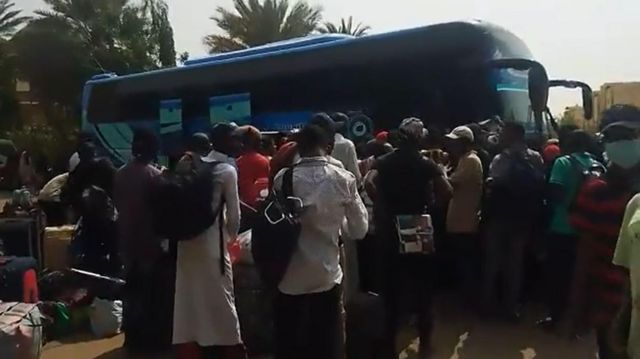 Sudan crisis: Nigerians wey still dey Khartoum no gree allow goment buses leave dem inside Sudan ...