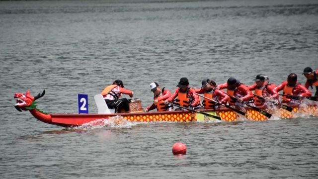चीनबाट डुङ्गा ल्याएर फेवातालमा ‘ड्रागन बोट’ फेस्टिभल - BBC News नेपाली