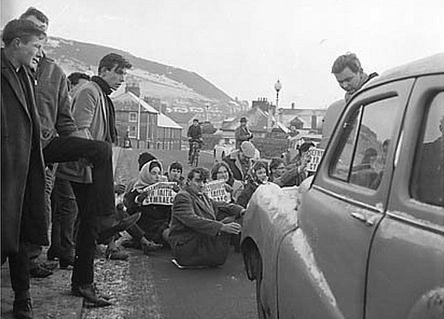 Cofio'r brotest ar y bont - BBC Cymru Fyw