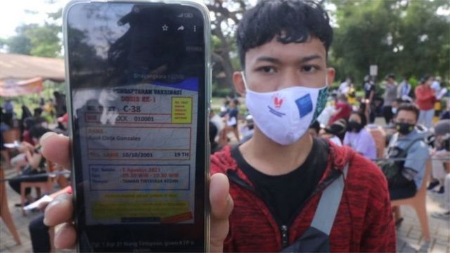 Sertifikat vaksin jadi 'kartu sakti' ke mal hingga transportasi umum, disebut 'bentuk ...