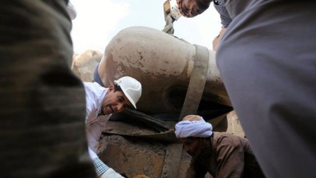 Mesir angkat tubuh patung 'Firaun Ramses II' dari dalam tanah - BBC ...