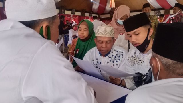 Ratusan pengungsi Syiah Sampang dibaiat menjadi Suni di tengah ...