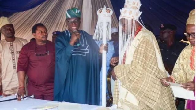 Olu Falae: Èèkan olóṣèlú, àgbà ọ̀jẹ̀ òṣìṣẹ́ ọba àti àsaájú ẹgbẹ́ ...