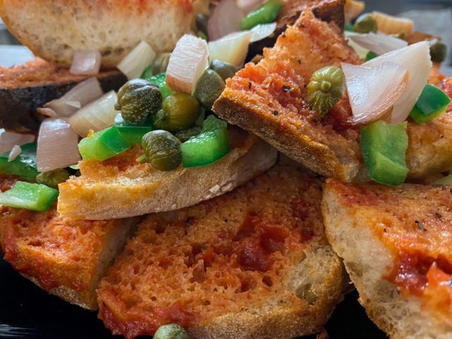 Conheça o Ftira, pão feito da mesma forma há mais de 500 anos em Malta ...