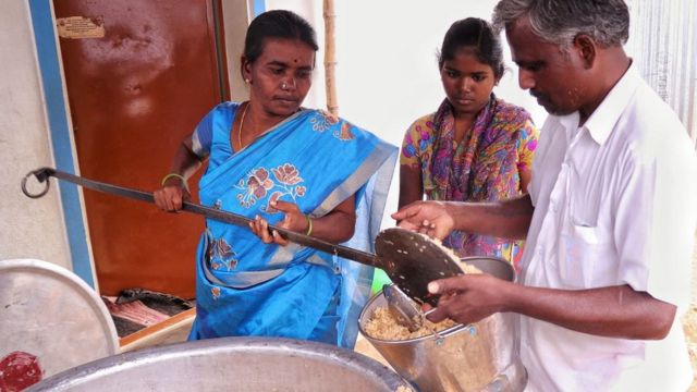 வீடு தேடி வந்தவர்களுக்கு விருந்து வைத்து மகிழ்ந்த பாப்பாள் - BBC News தமிழ்