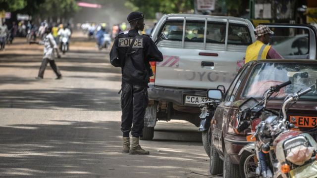 Des policiers camerounais dénoncent leurs conditions de travail - BBC ...