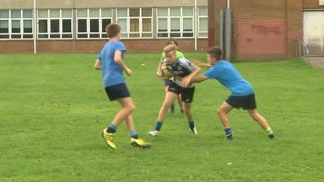 Ysgol Glantaf yn cyrraedd rownd derfynol cwpan rygbi 13 - BBC Cymru Fyw
